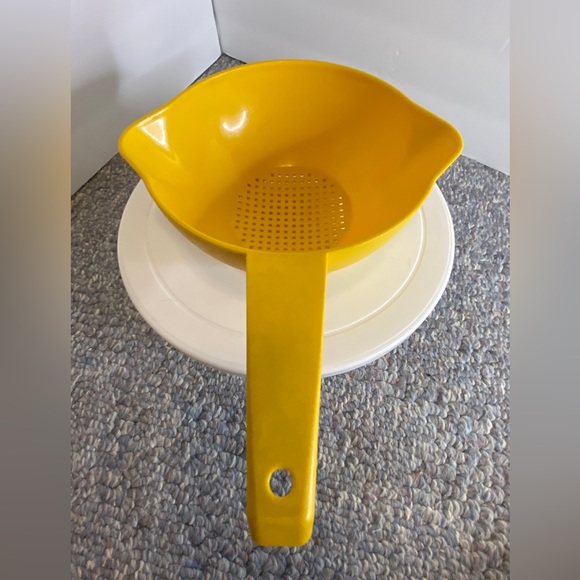 Tupperware | Kitchen | Tupperware Vintage Colander With Handle Euc ...
